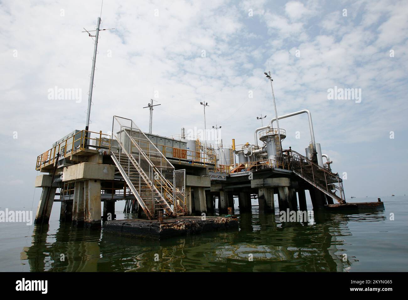 LAGO DE MARACAIBO-VENEZUELA- 20-03-2015- An oil flow station is seen on ...