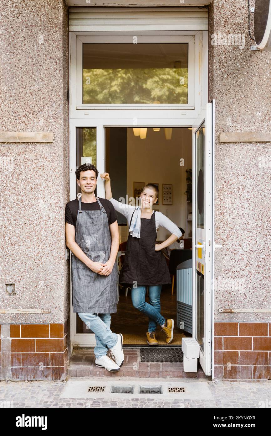 Two women cafe near hi-res stock photography and images - Alamy