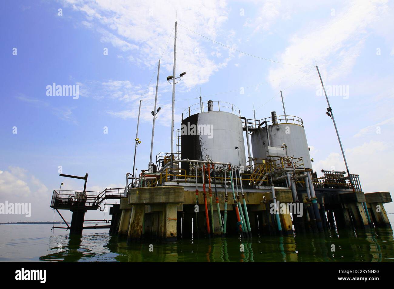 LAGO DE MARACAIBO-VENEZUELA- 20-03-2015- An oil flow station is seen on ...
