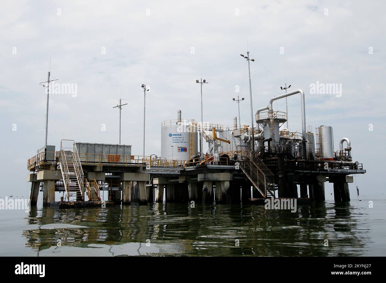 LAGO DE MARACAIBO-VENEZUELA- 20-03-2015- An oil flow station is seen on ...