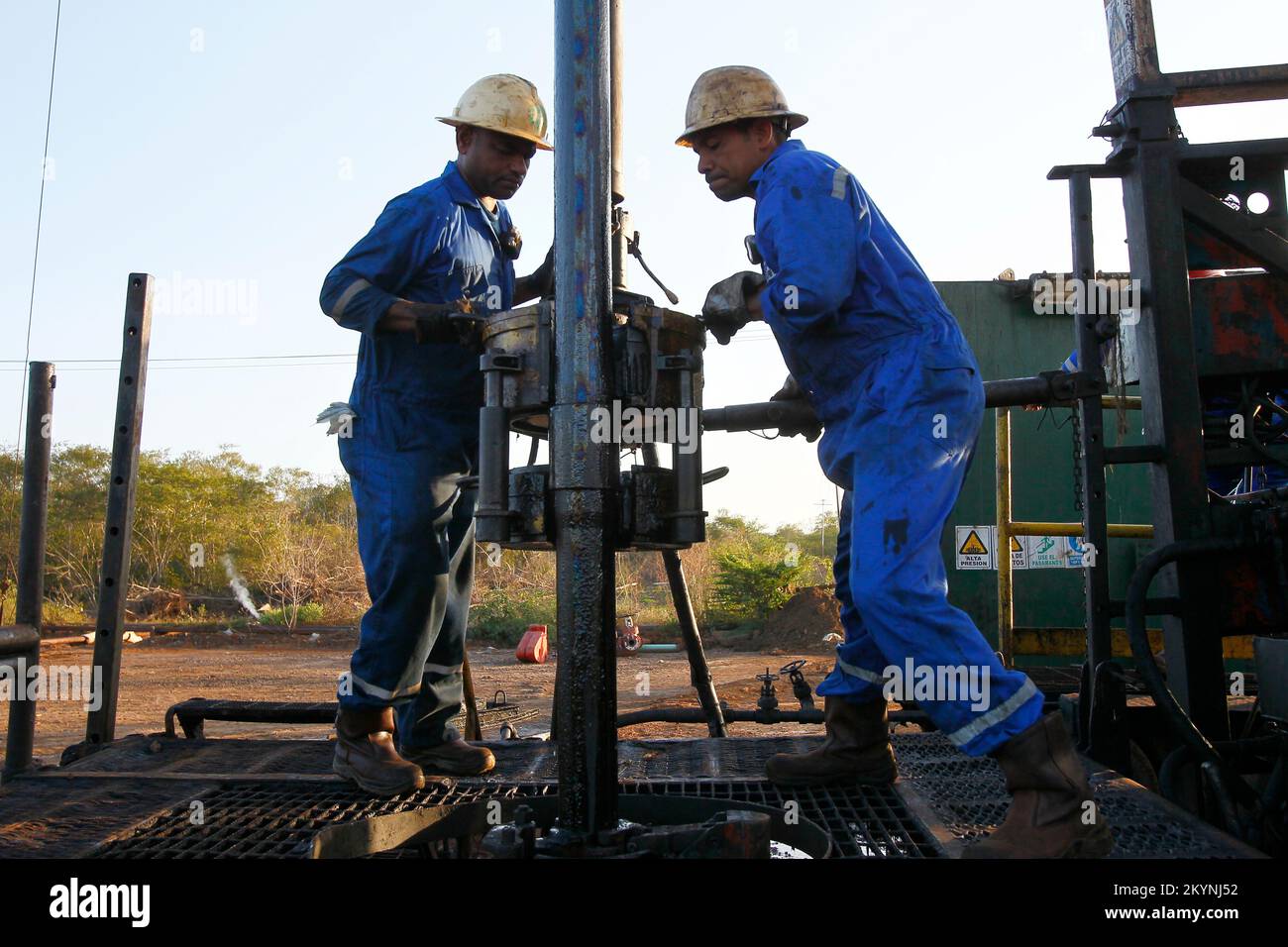 LAGUNILLAS-ZULIA-VENEZUELA 22-12-2015- State oil workers Pdvsa drill a ...