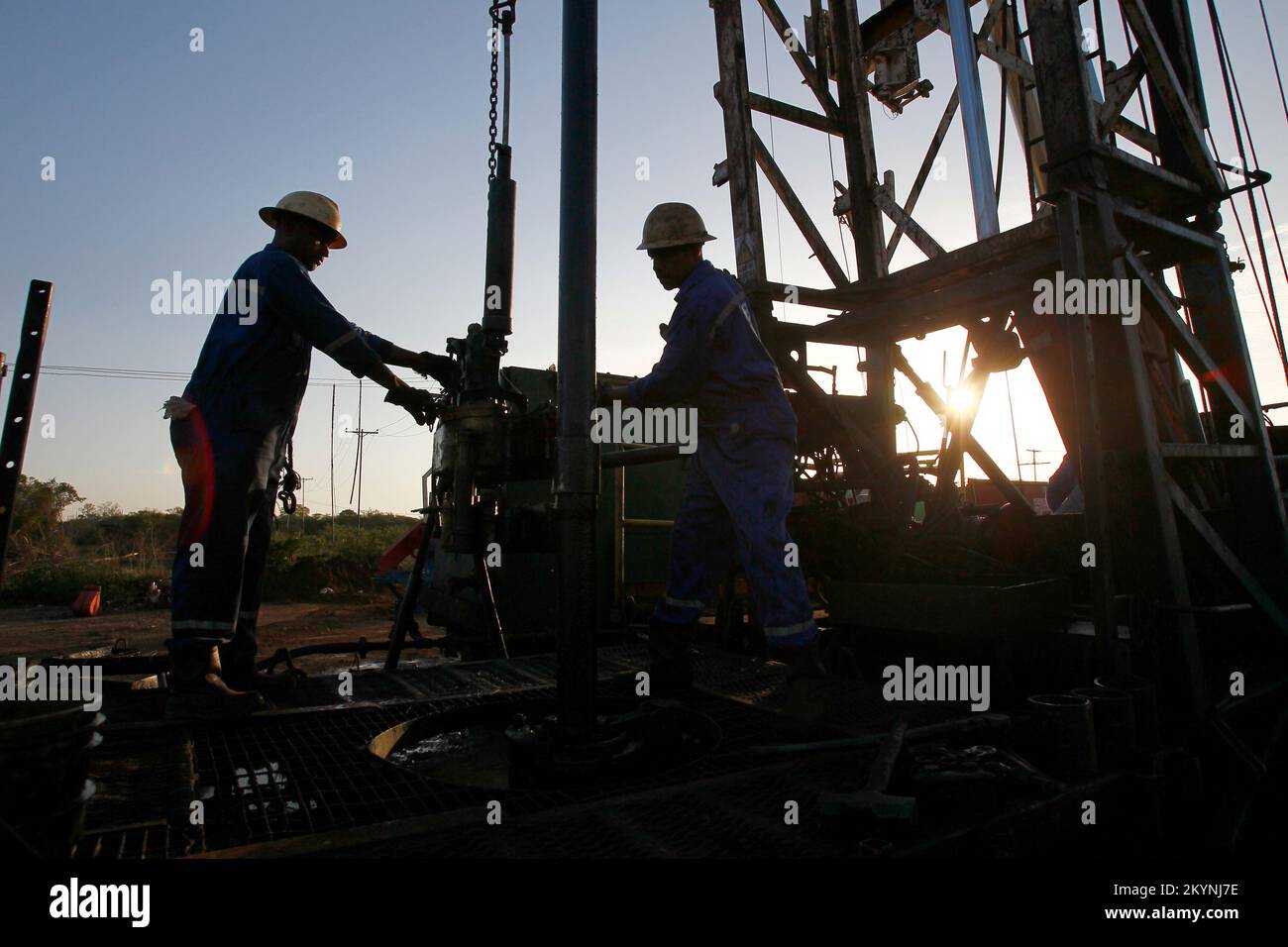 LAGUNILLAS-ZULIA-VENEZUELA 22-12-2015- State oil workers Pdvsa drill a ...
