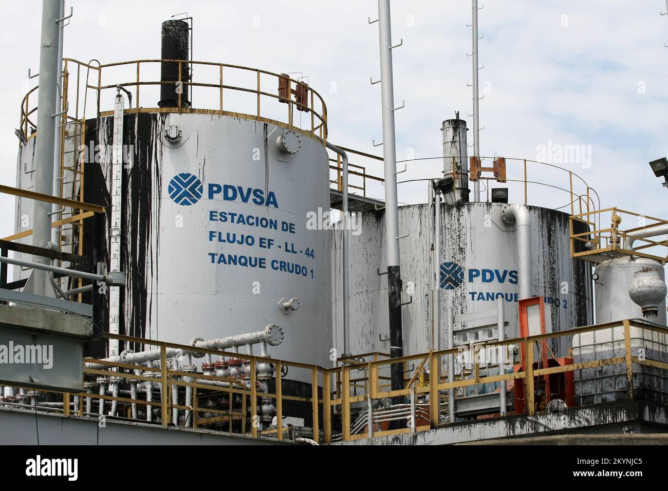 LAGO DE MARACAIBO-VENEZUELA- 20-03-2015- An oil flow station is seen on ...