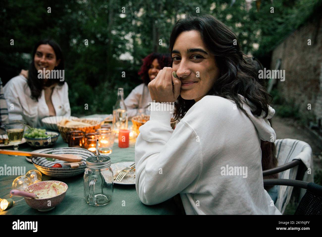 Woman and dining table hi-res stock photography and images - Alamy