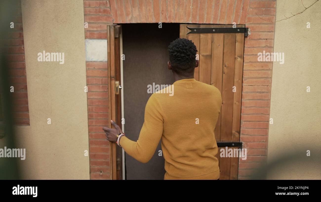 People leaving home closing door. Young interracial couple going out3 ...