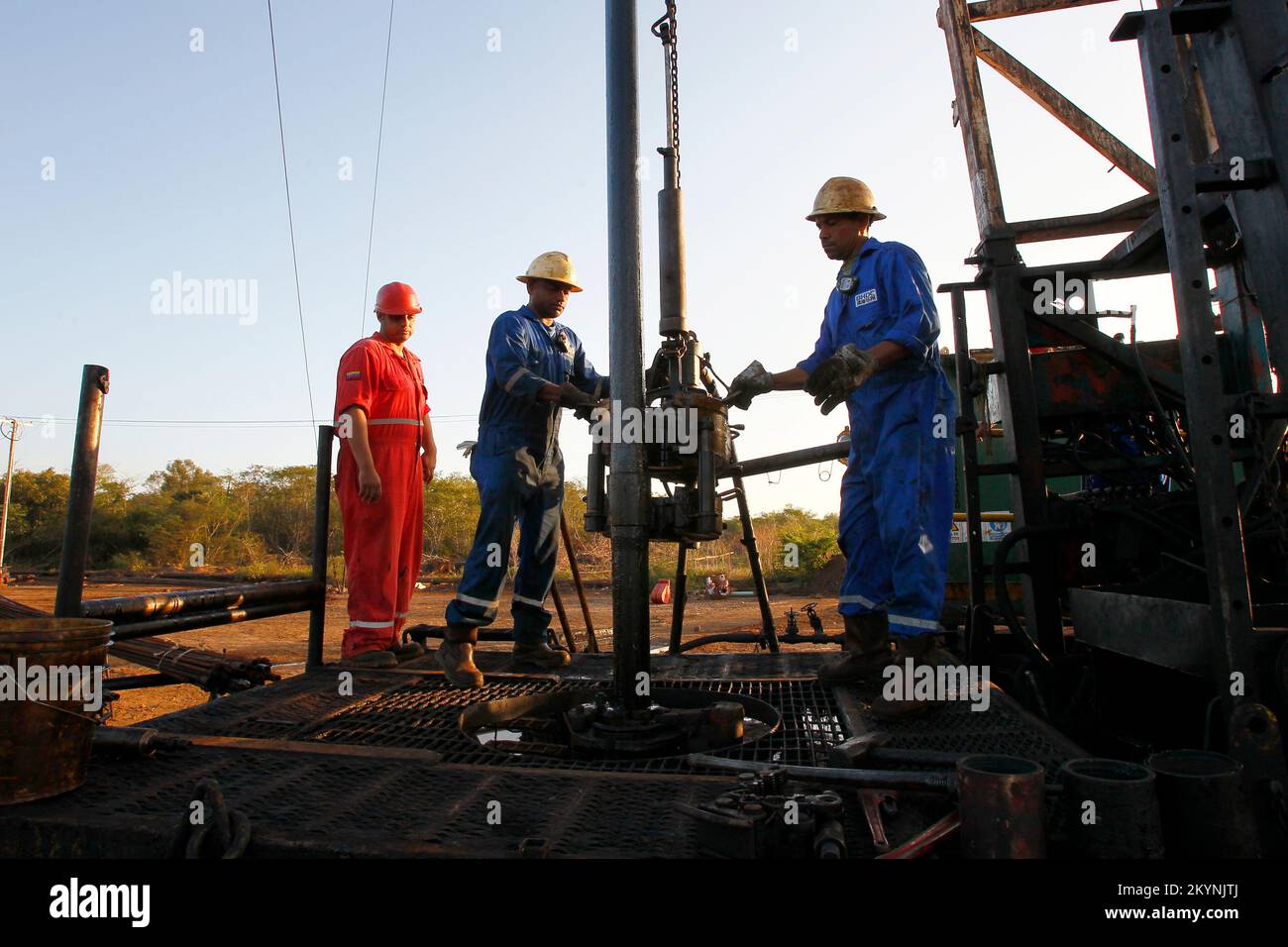 Venezuela oil tower hi-res stock photography and images - Alamy