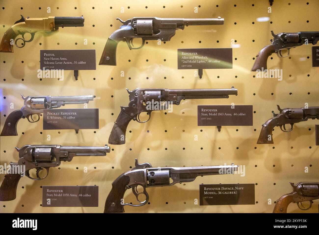 Pistols on display at the Gettysburg National Military Park Museum in ...