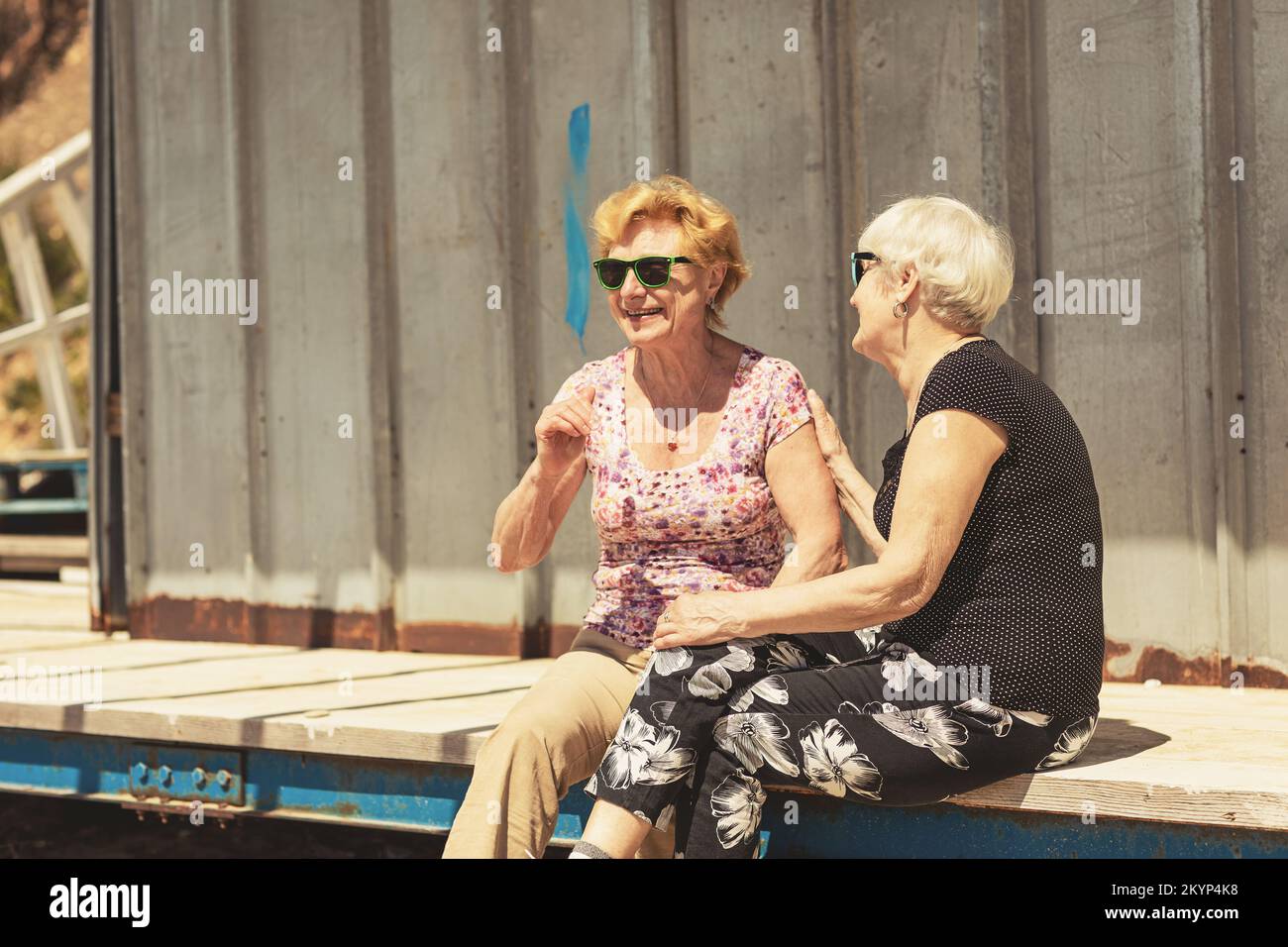 Elderly people meet hi-res stock photography and images - Alamy