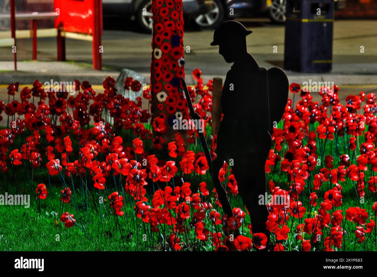 Remembrance poppy soldier silhouette hi-res stock photography and ...