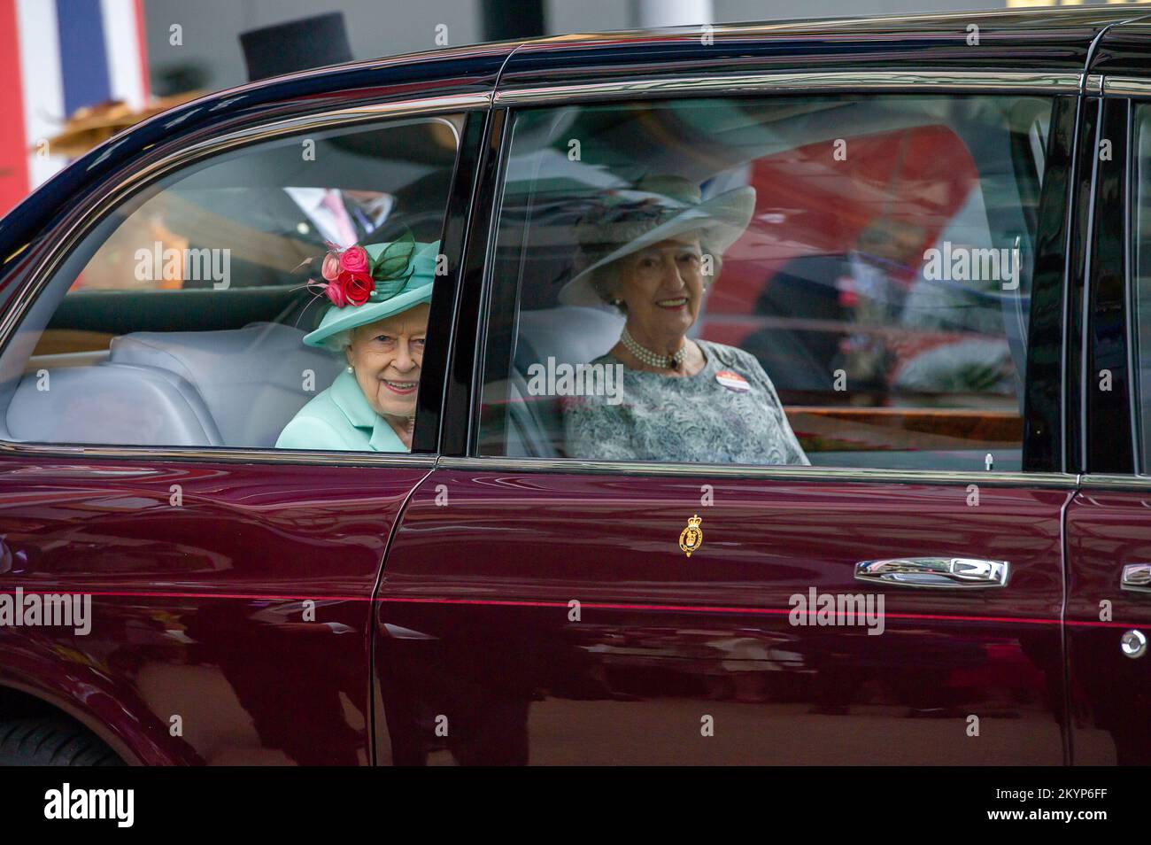 Lady in waiting queen hi-res stock photography and images - Alamy