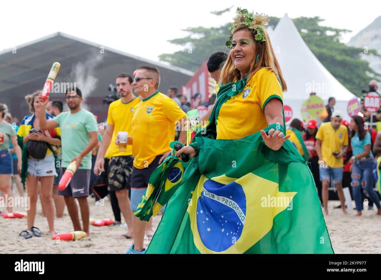 Elderly fans hi-res stock photography and images - Alamy