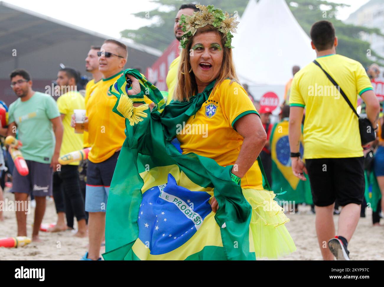 Elderly fans hi-res stock photography and images - Alamy