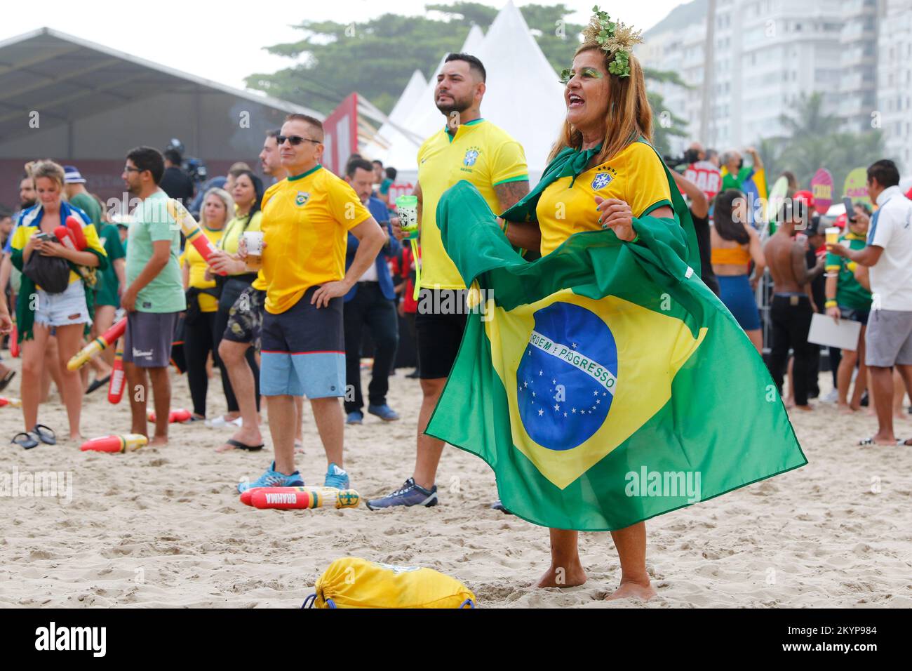 Elderly fans hi-res stock photography and images - Alamy