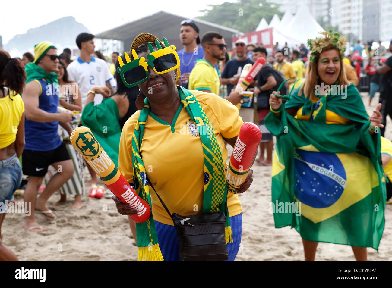 Elderly football fans hi-res stock photography and images - Alamy