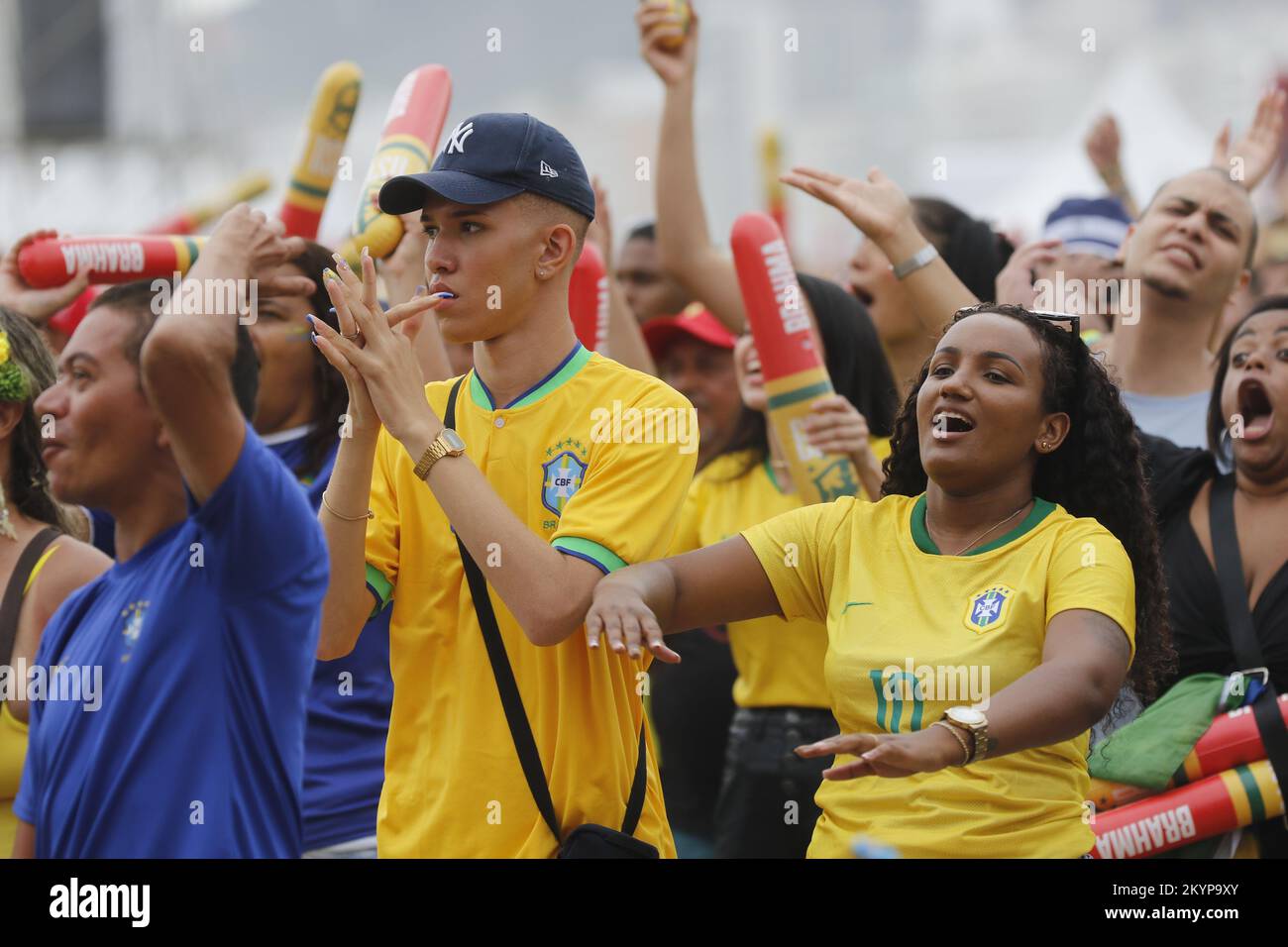 Qatar stadium fans hi-res stock photography and images - Alamy