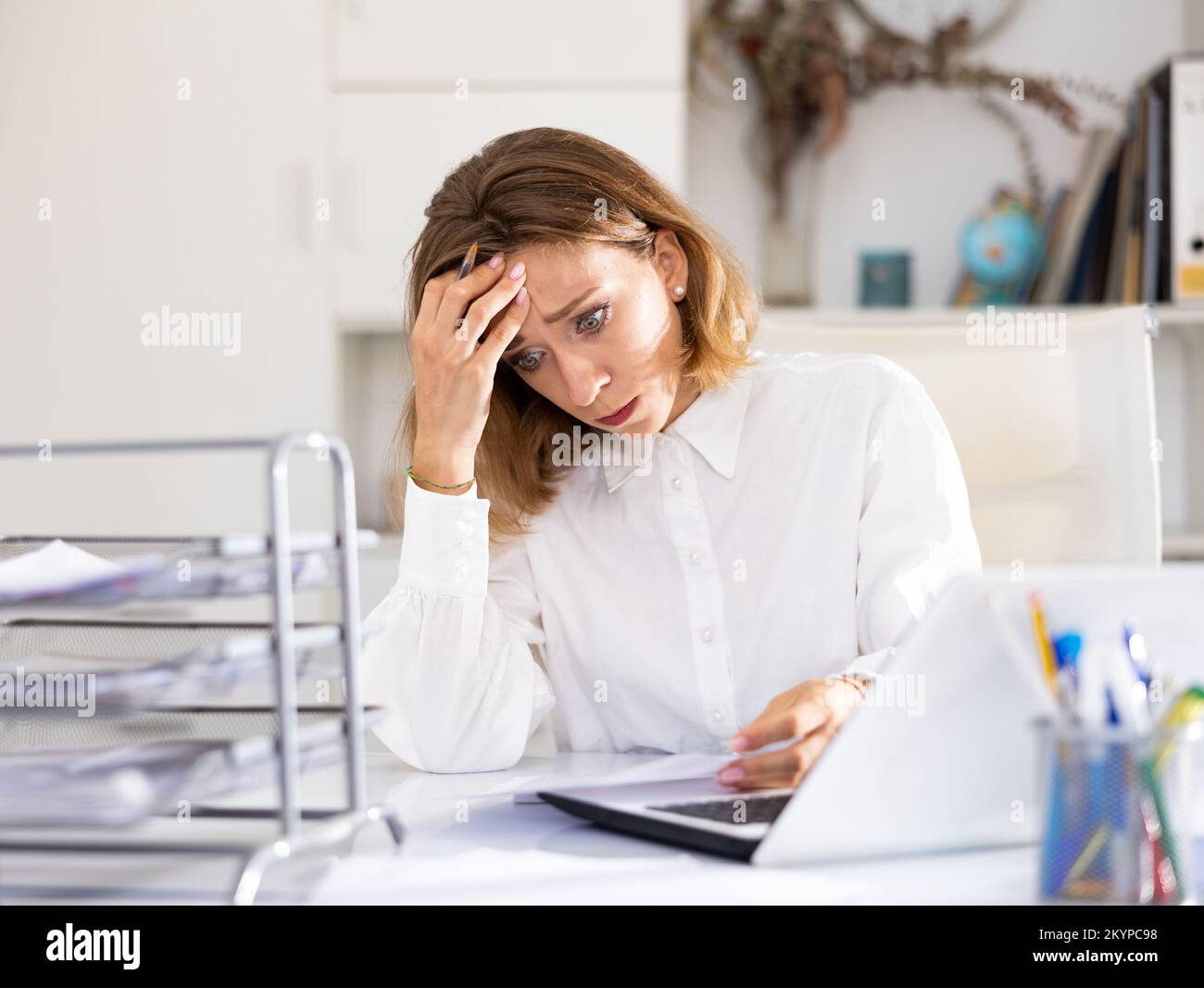Woman accountant hi-res stock photography and images - Alamy