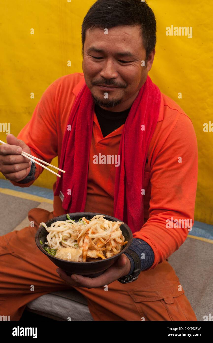Local workers refuel with tempura udon at Hyogo Stock Photo - Alamy