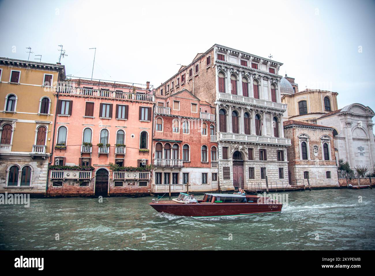 Image of canals in Venice with their gondolas, bridges and tourists ...