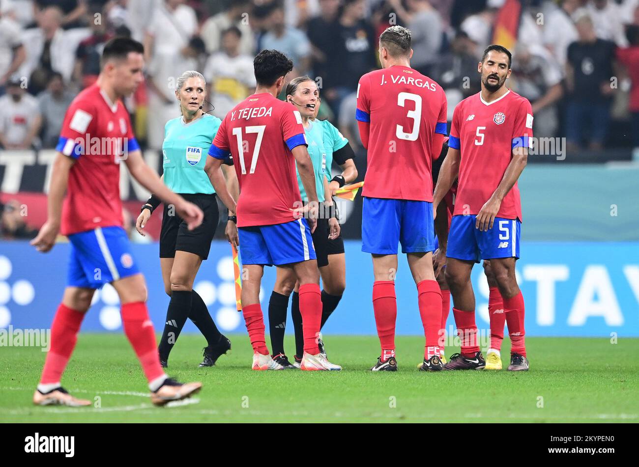 Qatar, 01/12/2022, v.l. Schiedsrichterassistentin Neuza Back (Brasilien ...