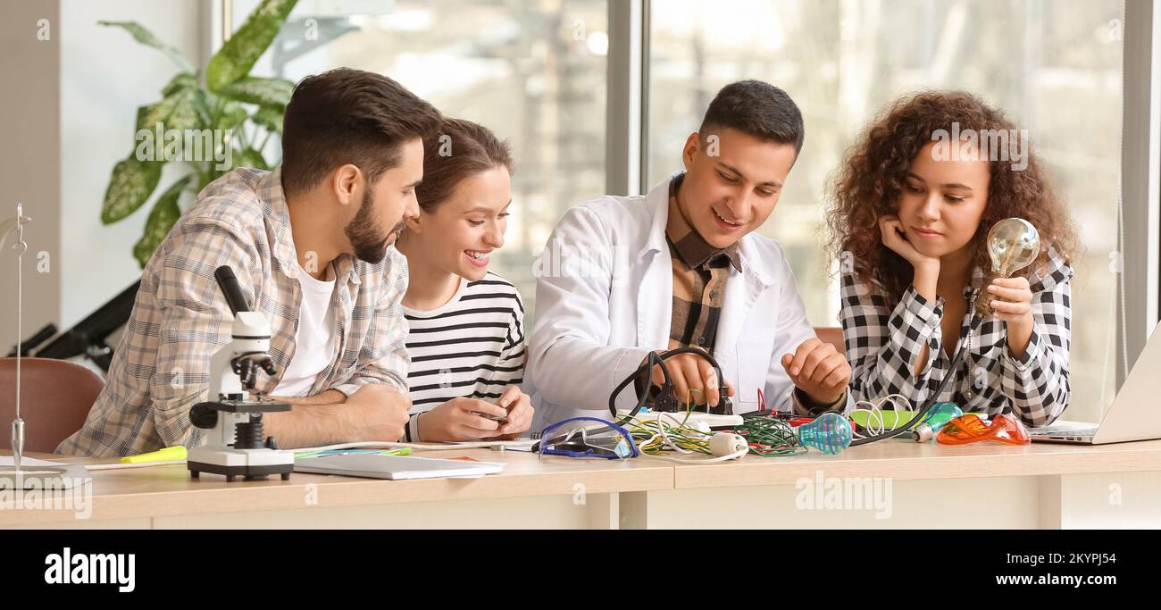 College students in physics hi-res stock photography and images - Alamy