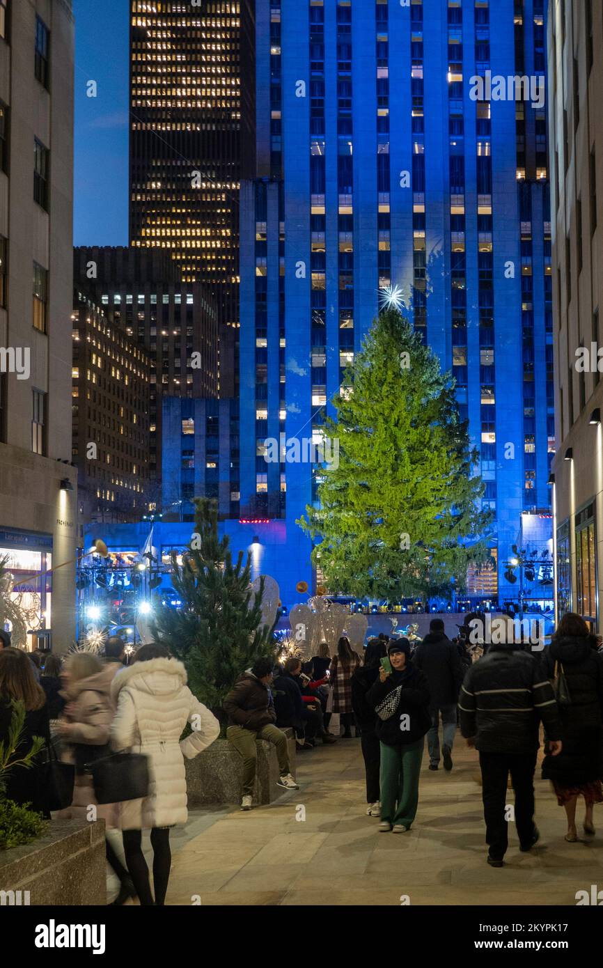 The Rockefeller Center Christmas Tree is an iconic holiday tradition in ...