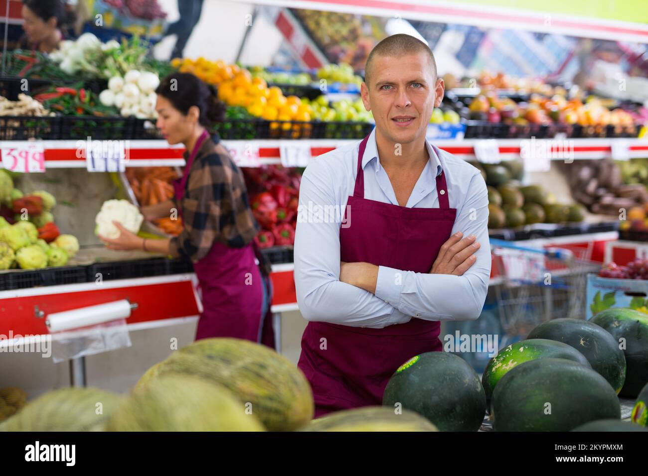 Asian supermarket worker hi-res stock photography and images - Alamy