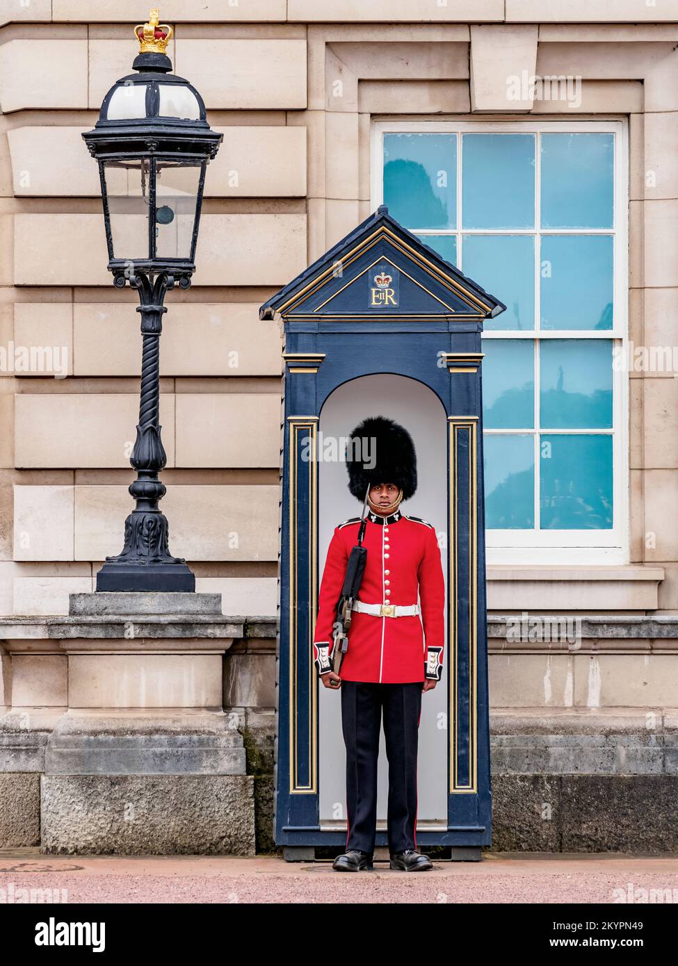 Guard at the Buckingham Palace, London, England, United Kingdom Stock ...