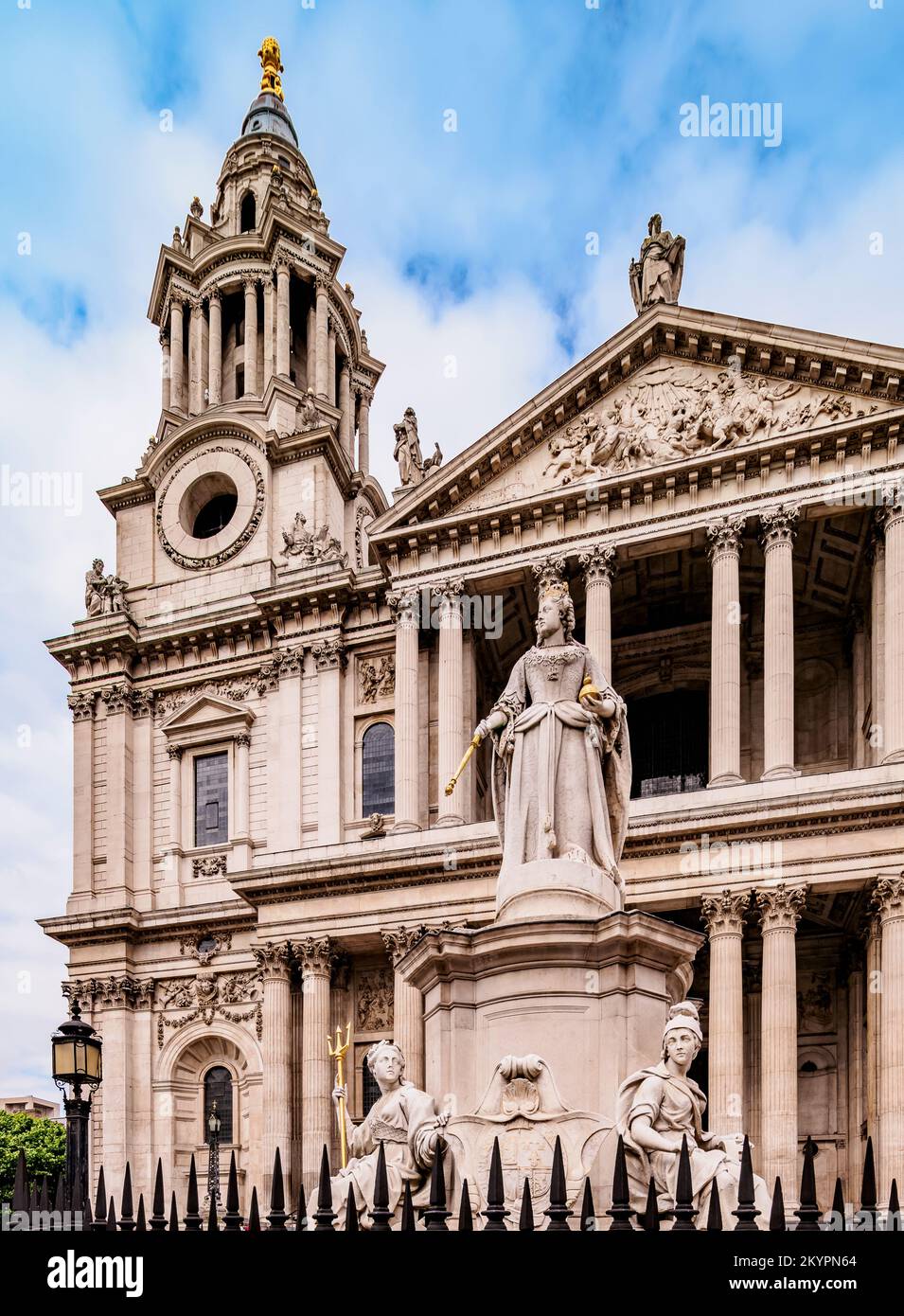 Queen Anne Statue in front of the St Paul's Cathedral, London, England ...