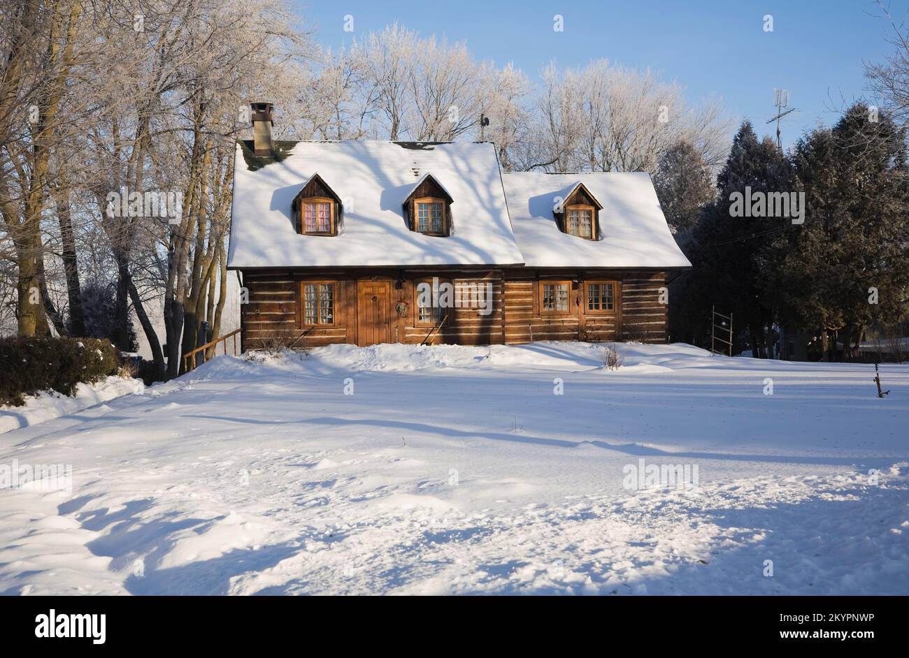 Old 1800s two story style log home in winter Stock Photo - Alamy
