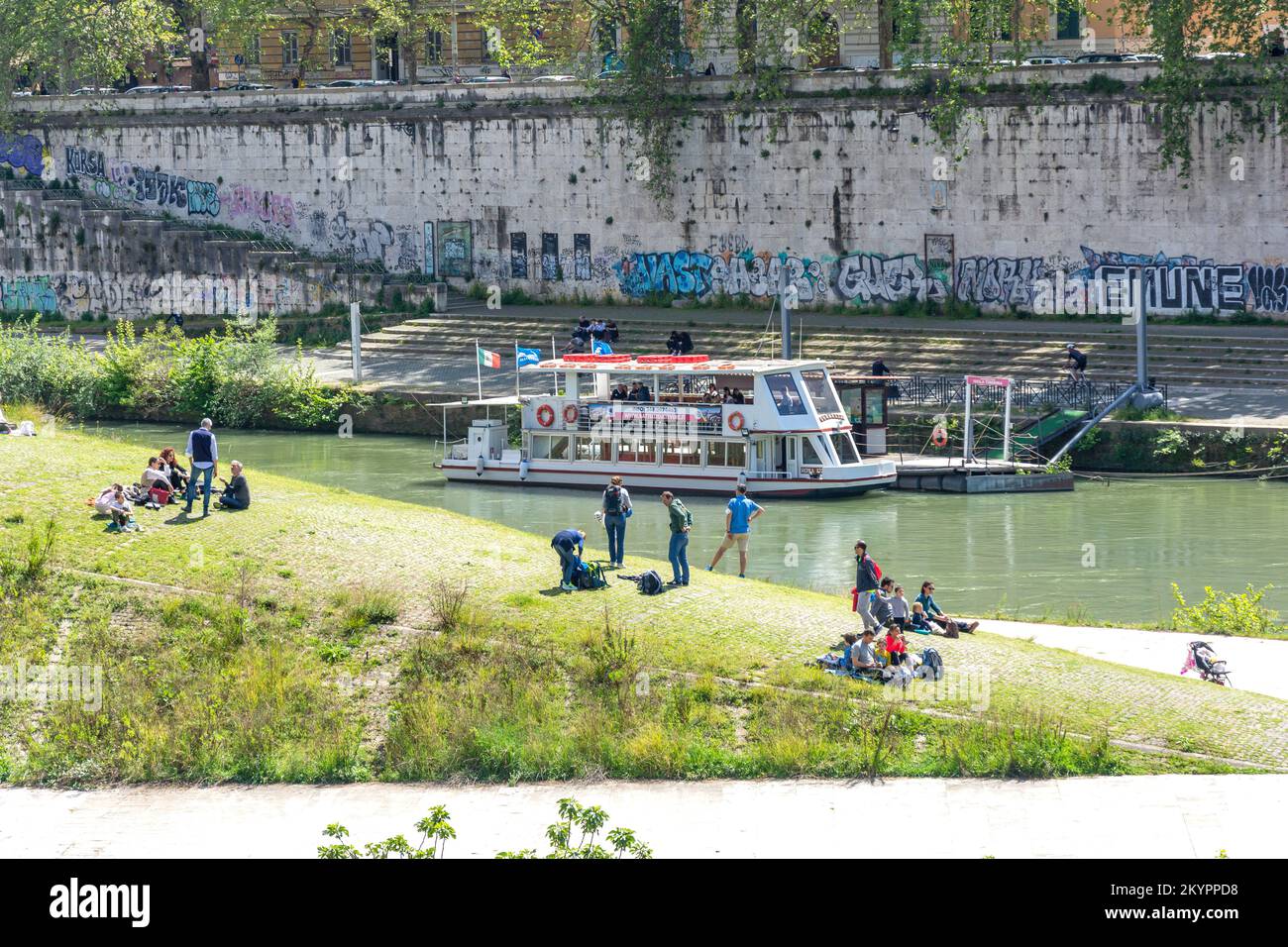Cruise boat on River Tiber at Tiber Island (Isola Tiberina), Central ...