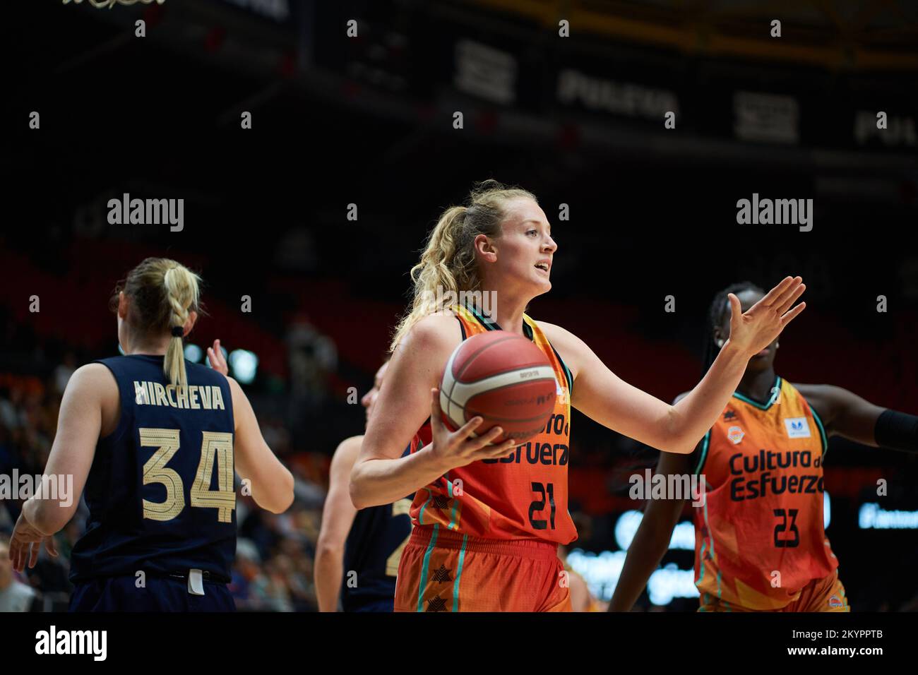 Valencia, Spain. 01st Dec, 2022. Marie Gulich #15 of Valencia Basket ...