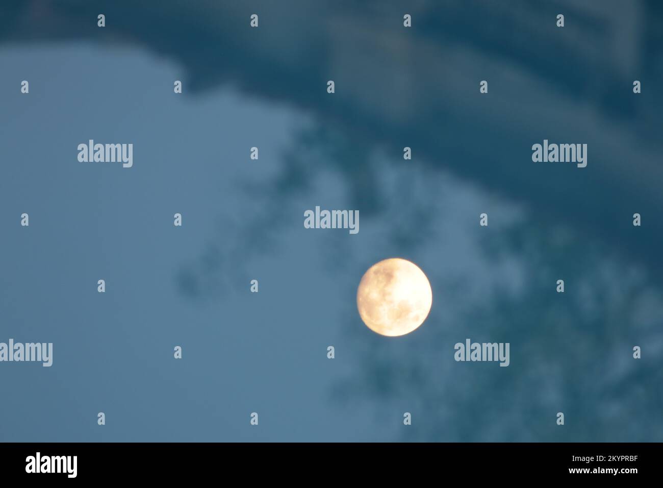 riflesso di Luna piena in acqua, reflection of full moon in water Stock ...