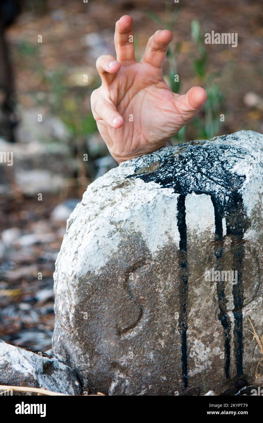 Una mano in un cimitero si risveglia e esce dalla sua tomba, A hand in ...