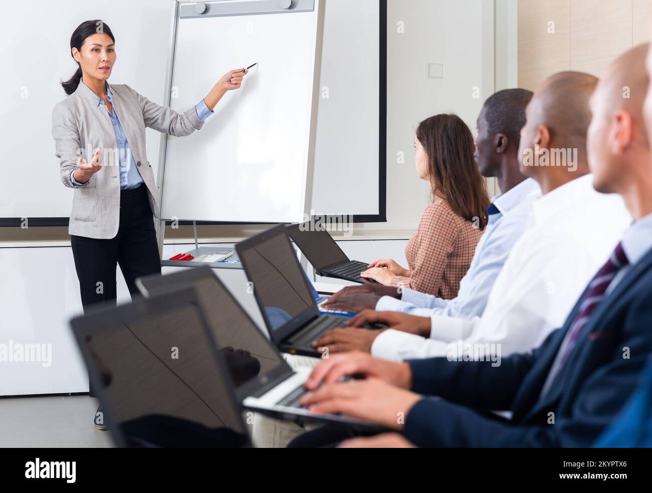 Korean lecturer hi-res stock photography and images - Alamy