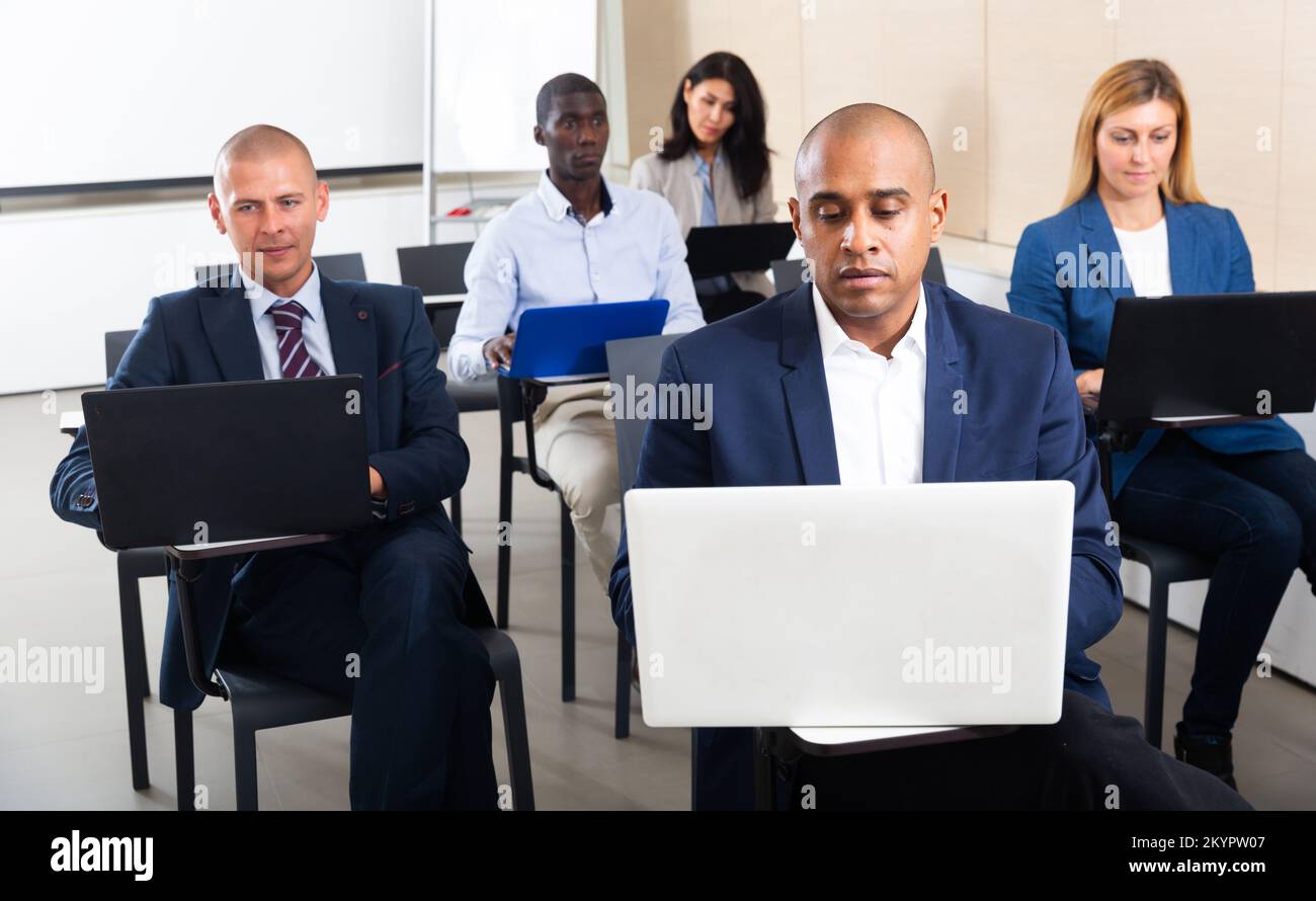Indian people working with computers hi-res stock photography and ...