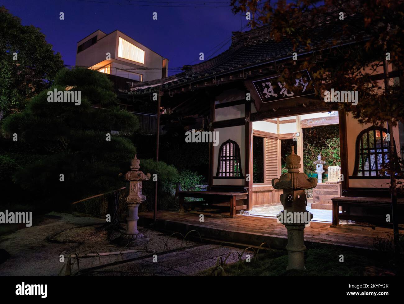 Small stone temple japanese garden hi-res stock photography and images ...