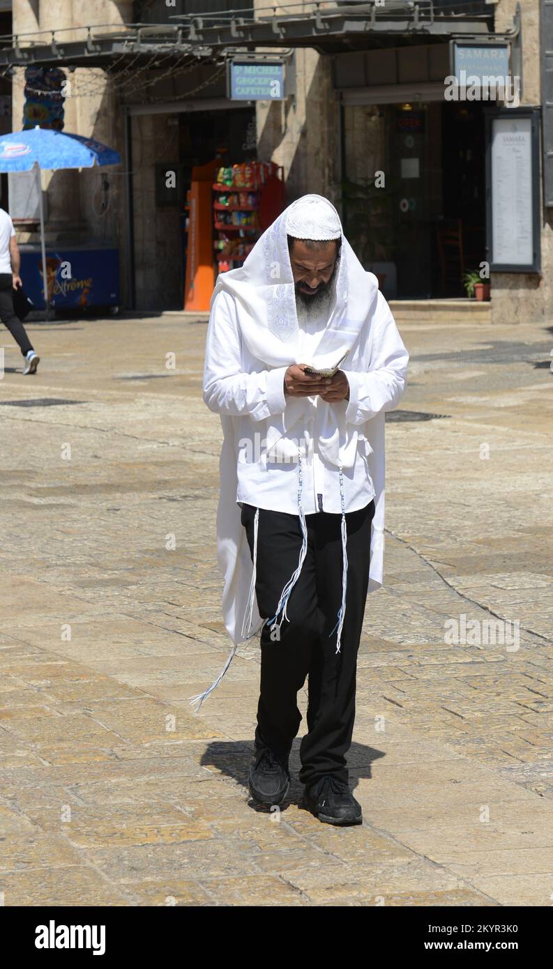 Man wearing talit hi-res stock photography and images - Alamy
