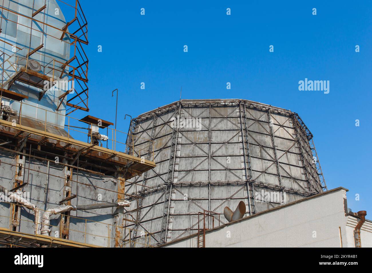 Cooling of hot salt water in steam units of the cooling tower of an ...