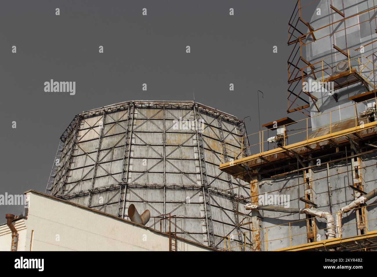 Cooling of hot salt water in steam units of the cooling tower of an ...