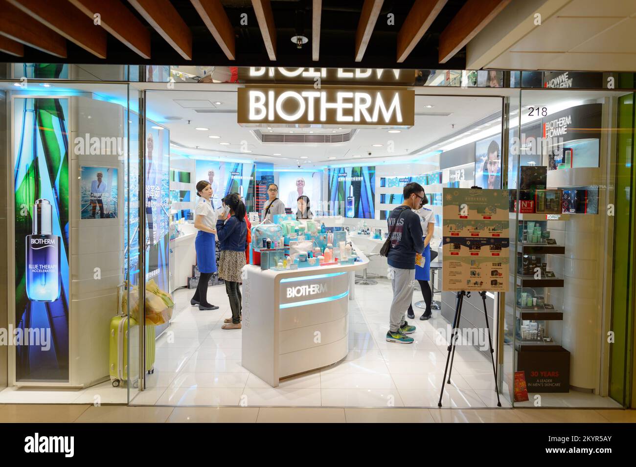 Hong kong cosmetics shop people hi-res stock photography and images - Alamy