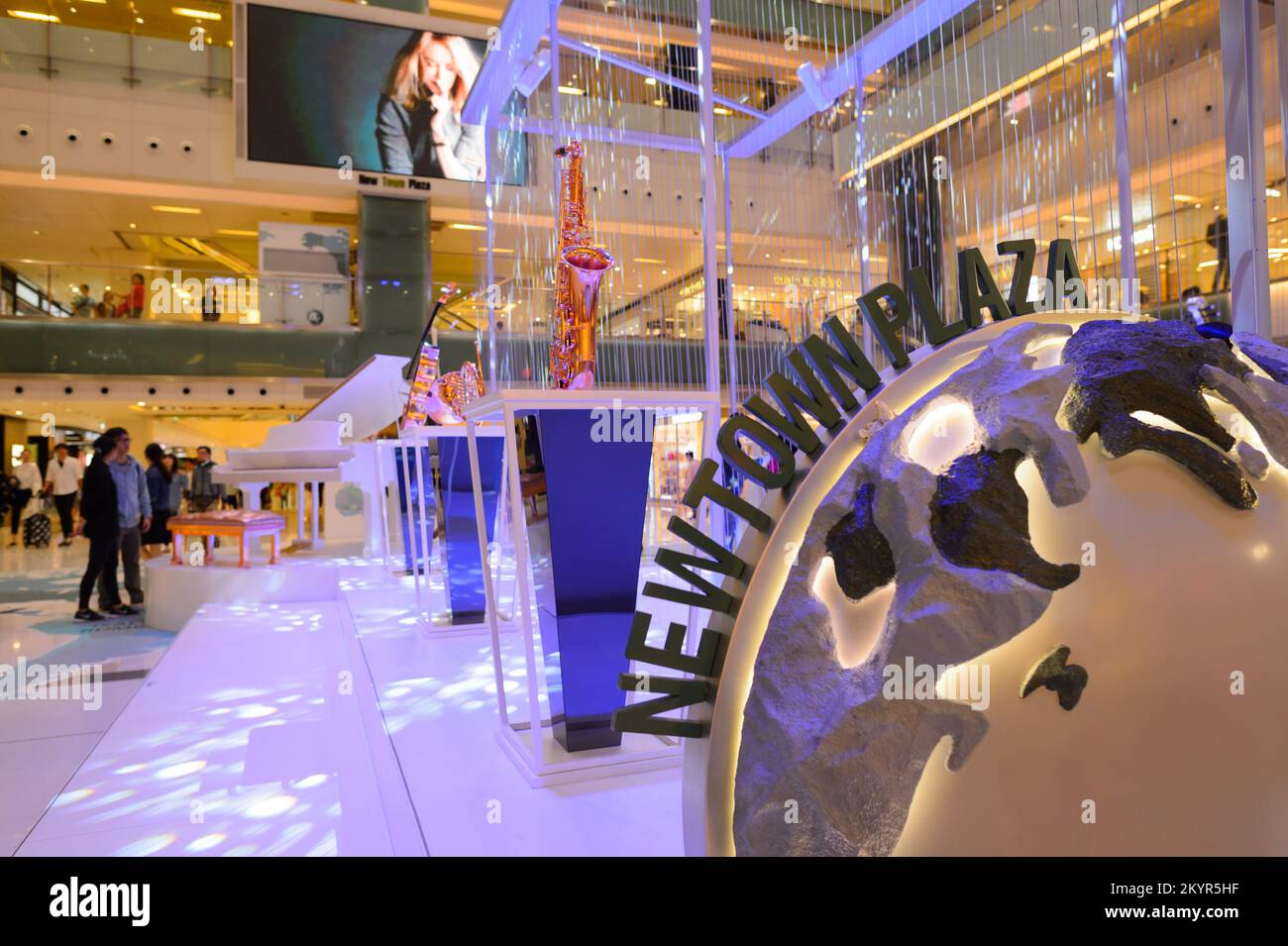 Hong kong mall interior night hi-res stock photography and images - Alamy