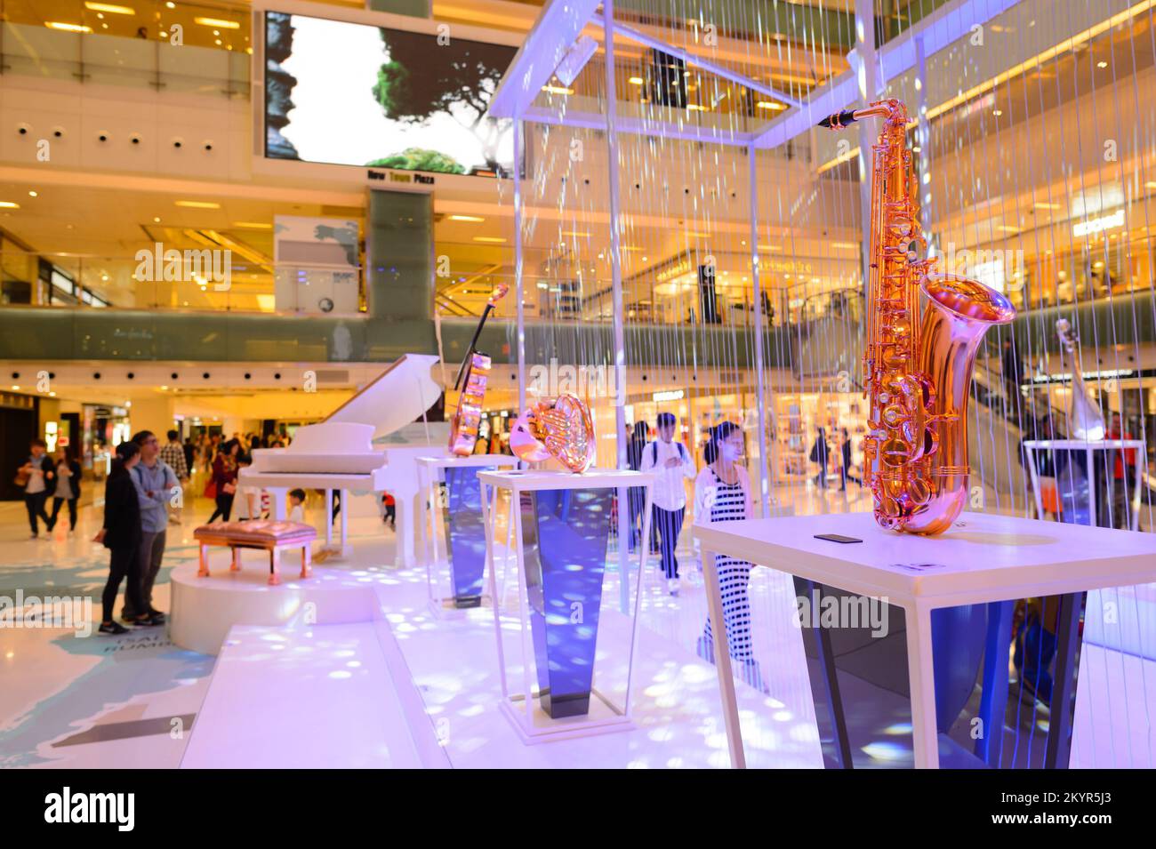 Hong kong mall interior night hi-res stock photography and images - Alamy