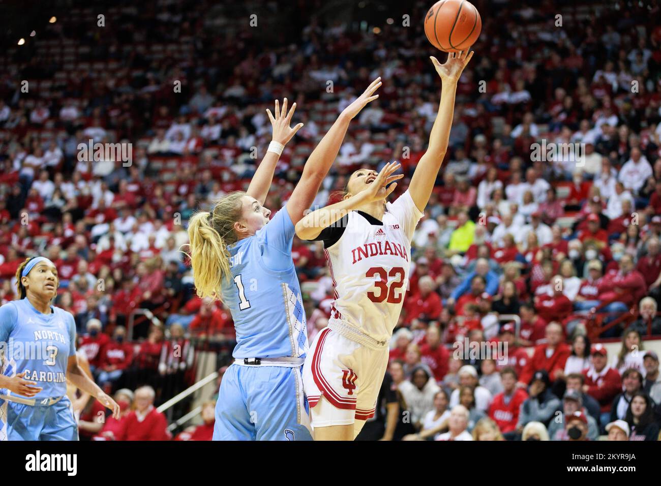 Indiana Hoosiers forward Alyssa Geary (32) goes to the basket against ...