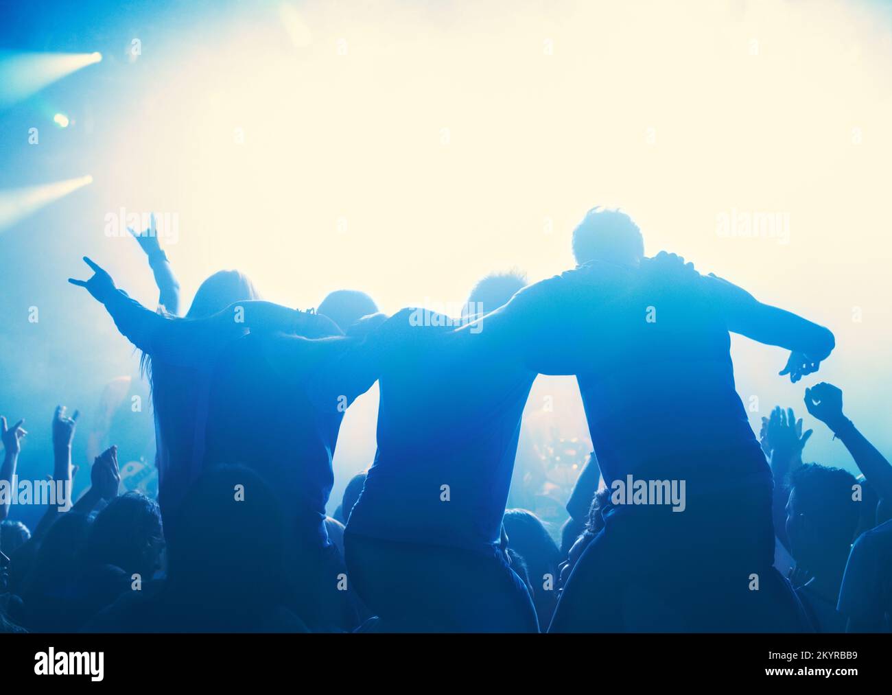 This is freakin amazing. Fans sitting on shoulders at an epic music ...