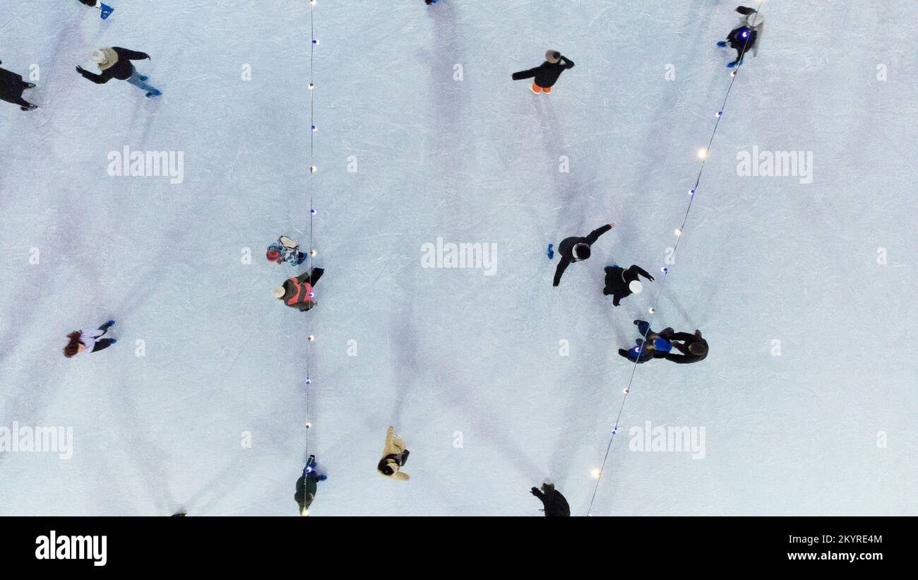 Man ice skating top view hi-res stock photography and images - Alamy