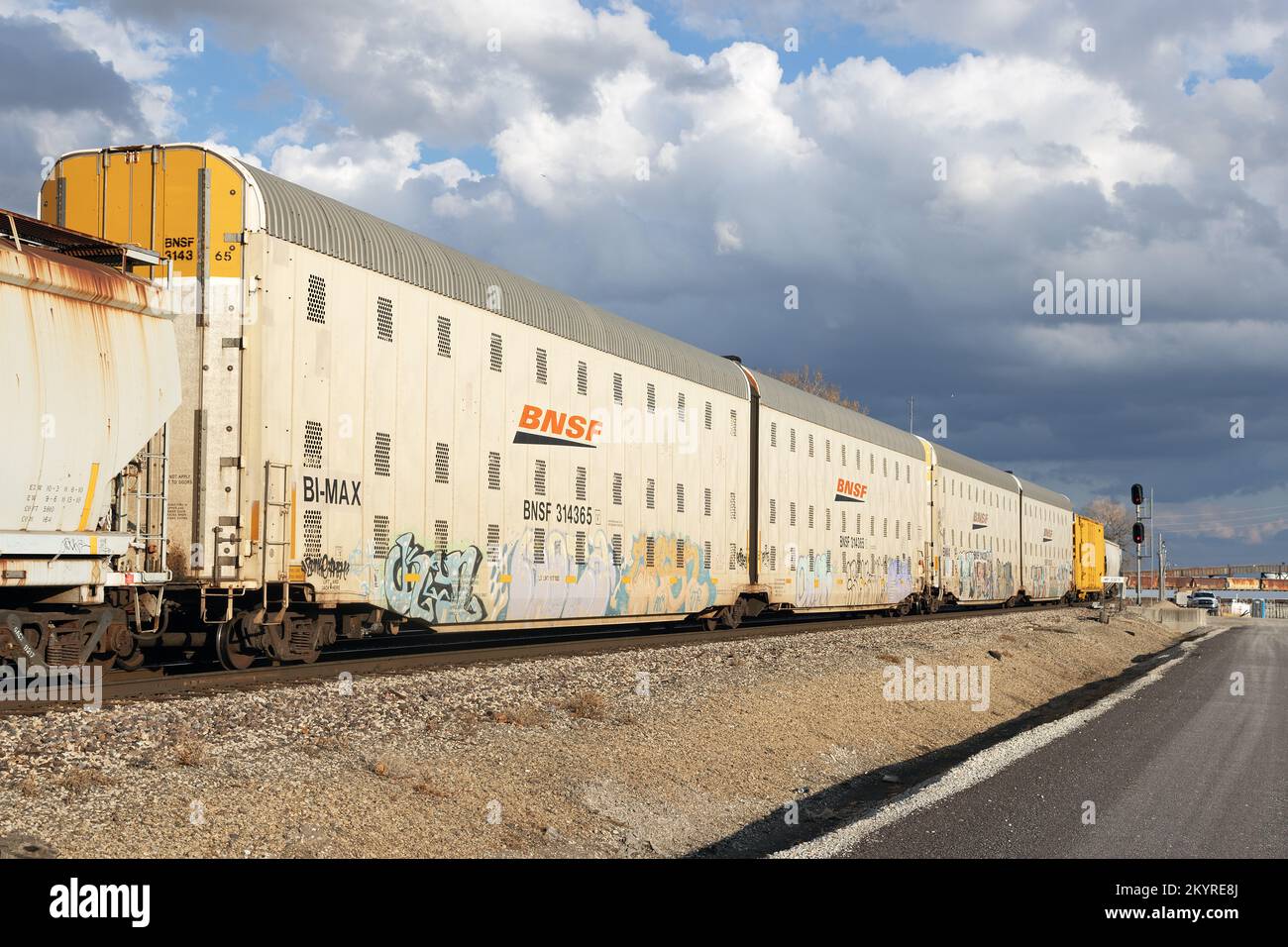 A westbound BNSF freight train passing through Fort Madison, Iowa Stock Photo - Alamy