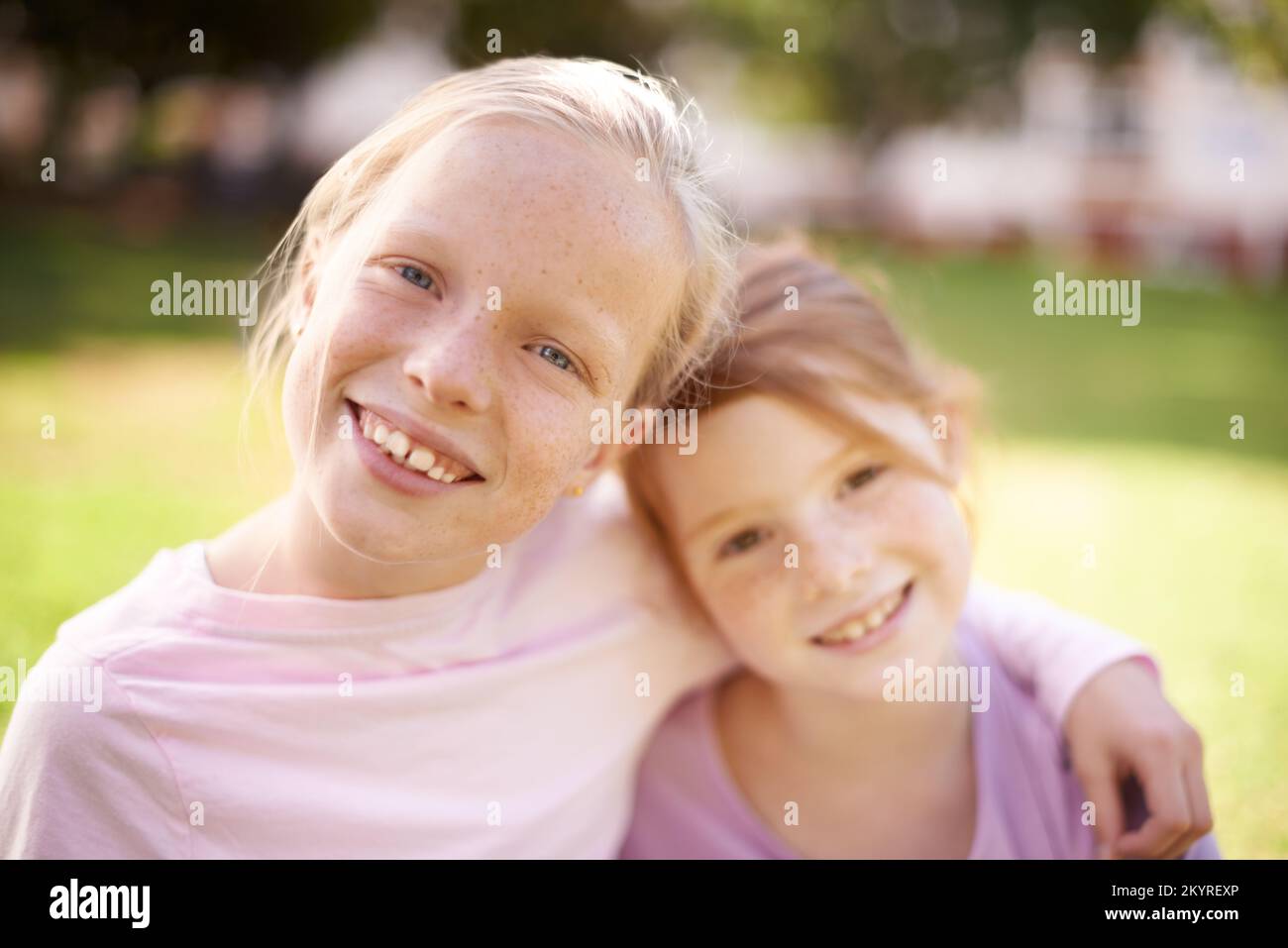 Candid girls hi-res stock photography and images - Alamy