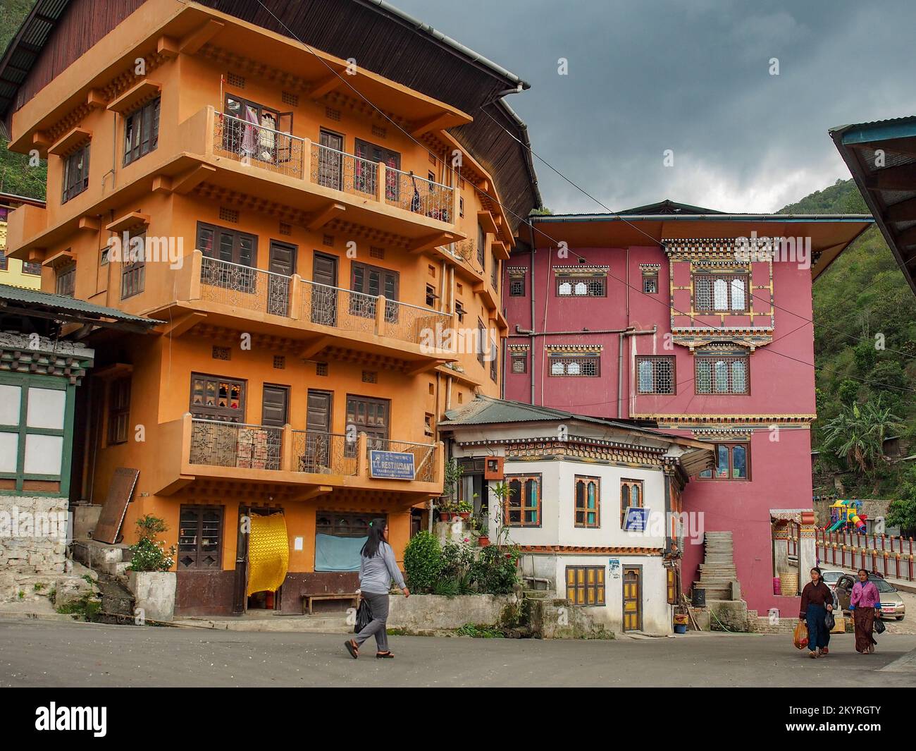 Bhutanese houses hi-res stock photography and images - Alamy