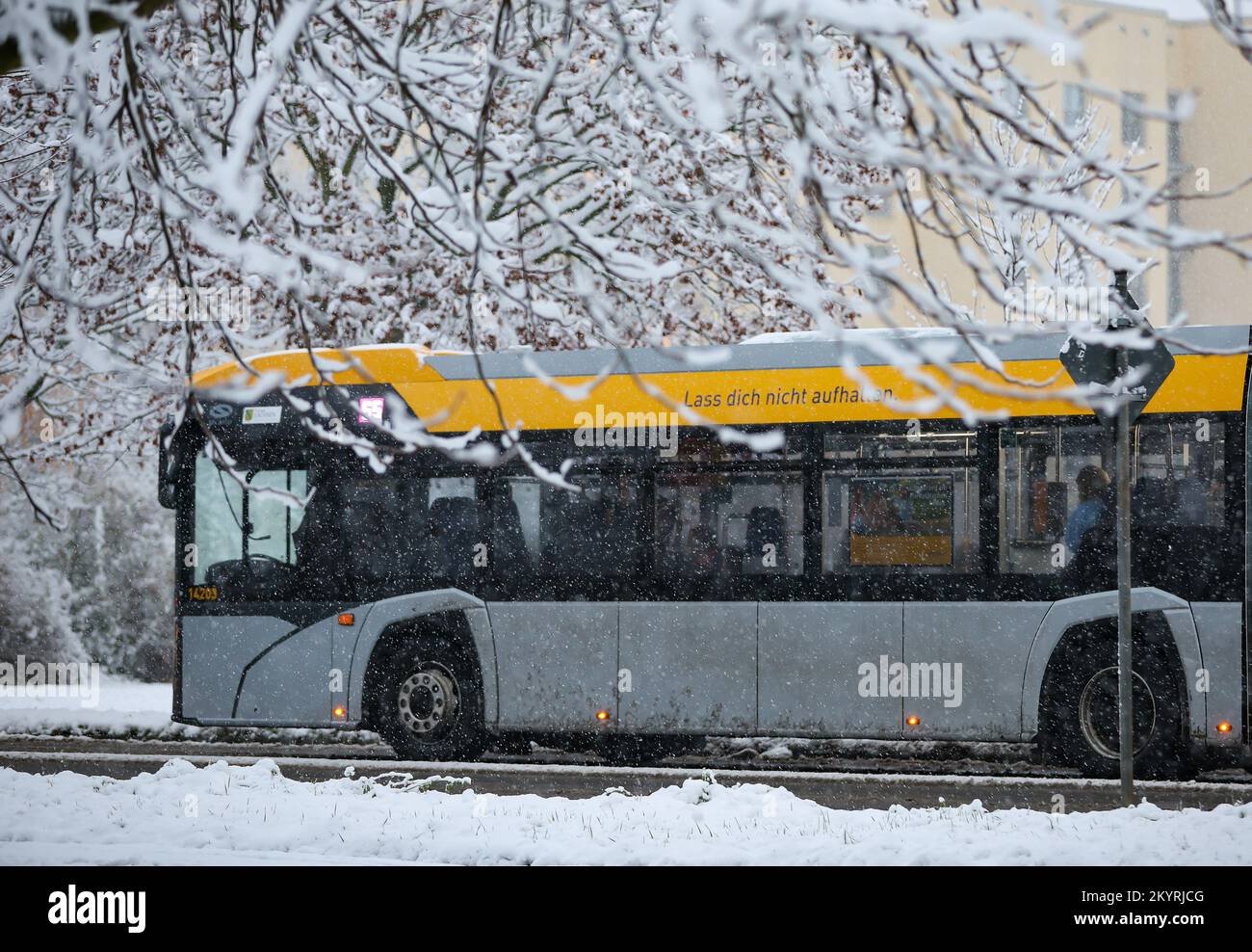 Leipzig, Germany. 02nd Dec, 2022. A bus drives over a snow-covered ...