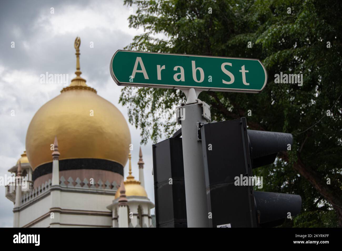 Street sign of "Arab St" with the dome of the Sultan Mosque in the ...